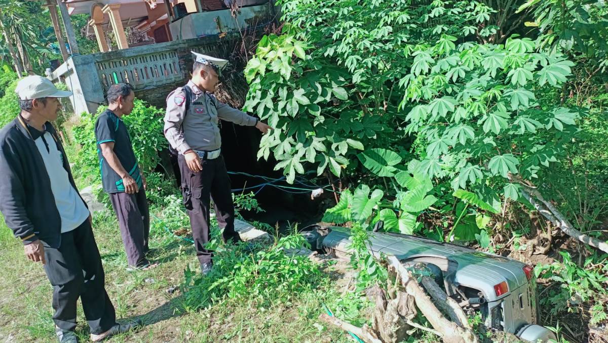 Terjadi laka tunggal di jalan raya Desa Pakel Kecamatan Watulimo,mobil ...