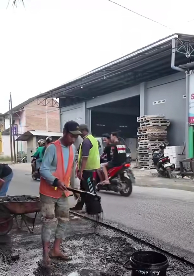 Kabupaten Trenggalek melalui Dinas PUPR,terus genjot pemeliharaan rutin dan rehabilitasi jalan ...